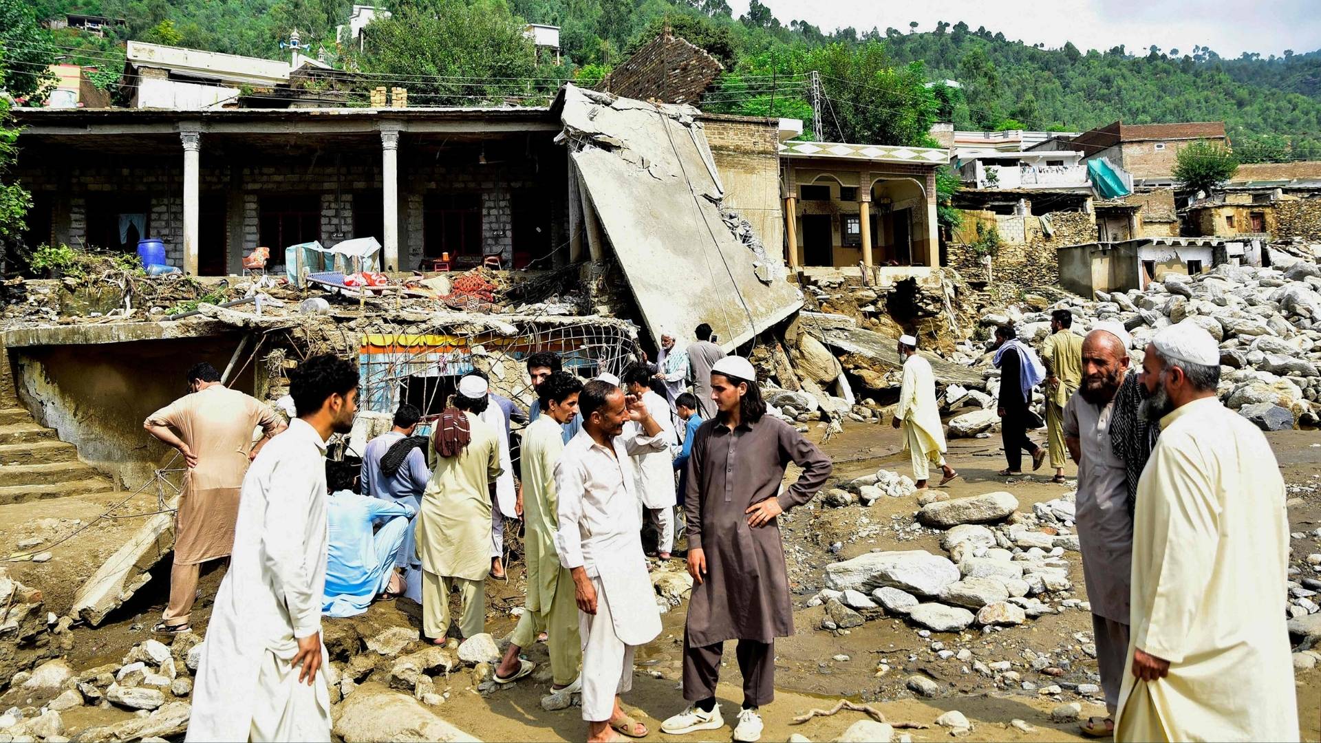 Monsoon flash floods leave hundreds dead, thousands displaced in ...